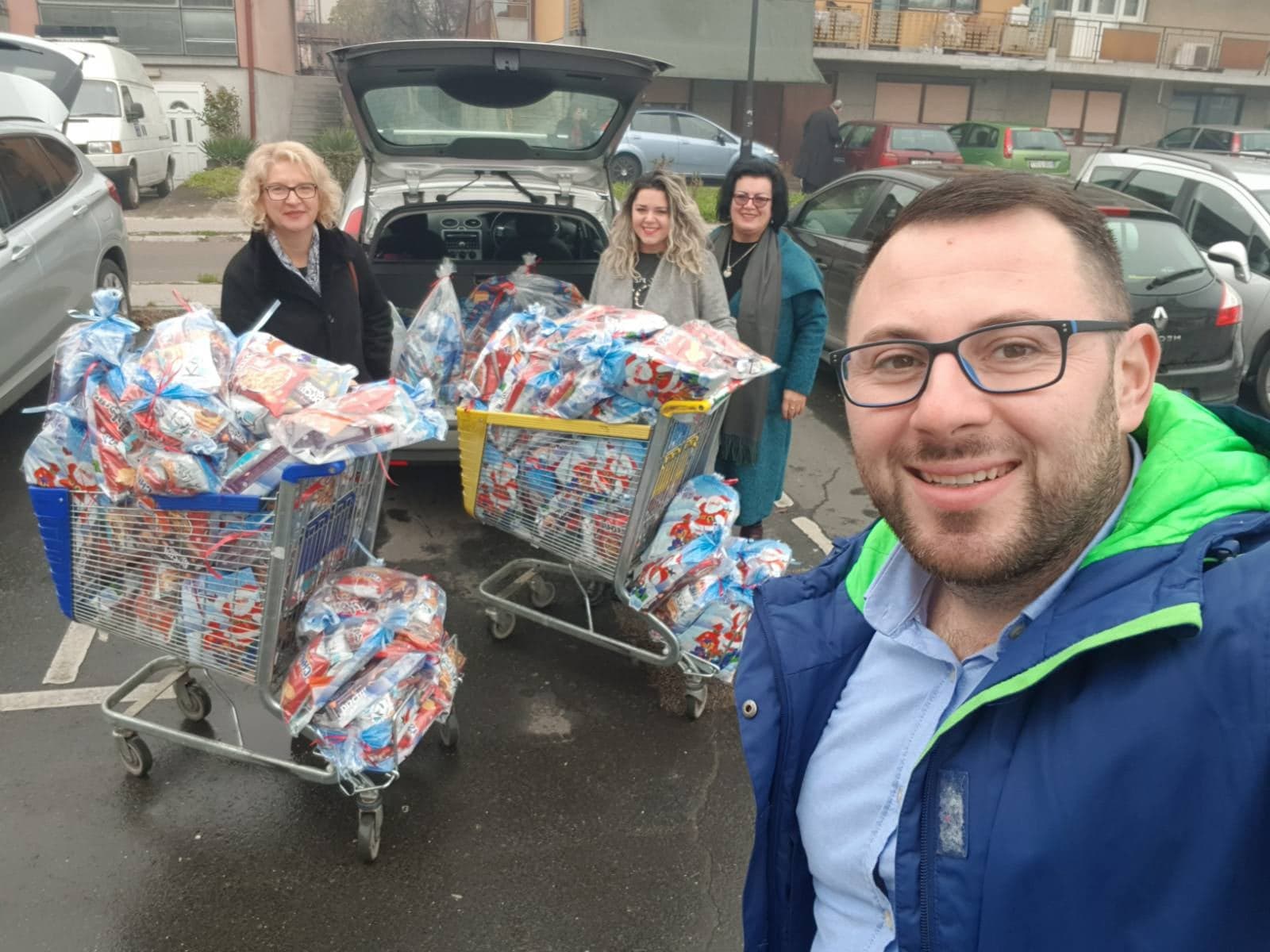 Banjalučki humanista Duško Tadić skupio 1150 paketića za male sugrađane ...