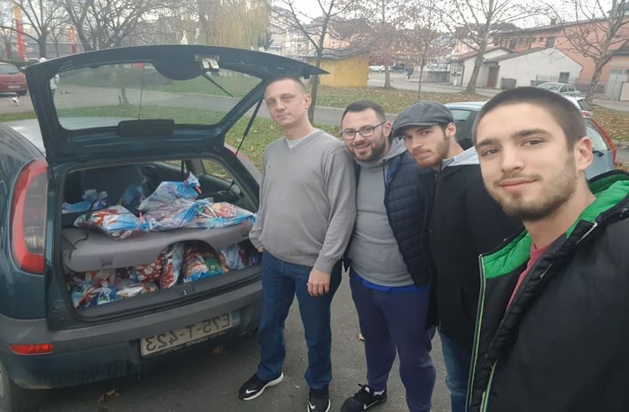 Banjalučki humanista Duško Tadić skupio 1150 paketića za male sugrađane ...