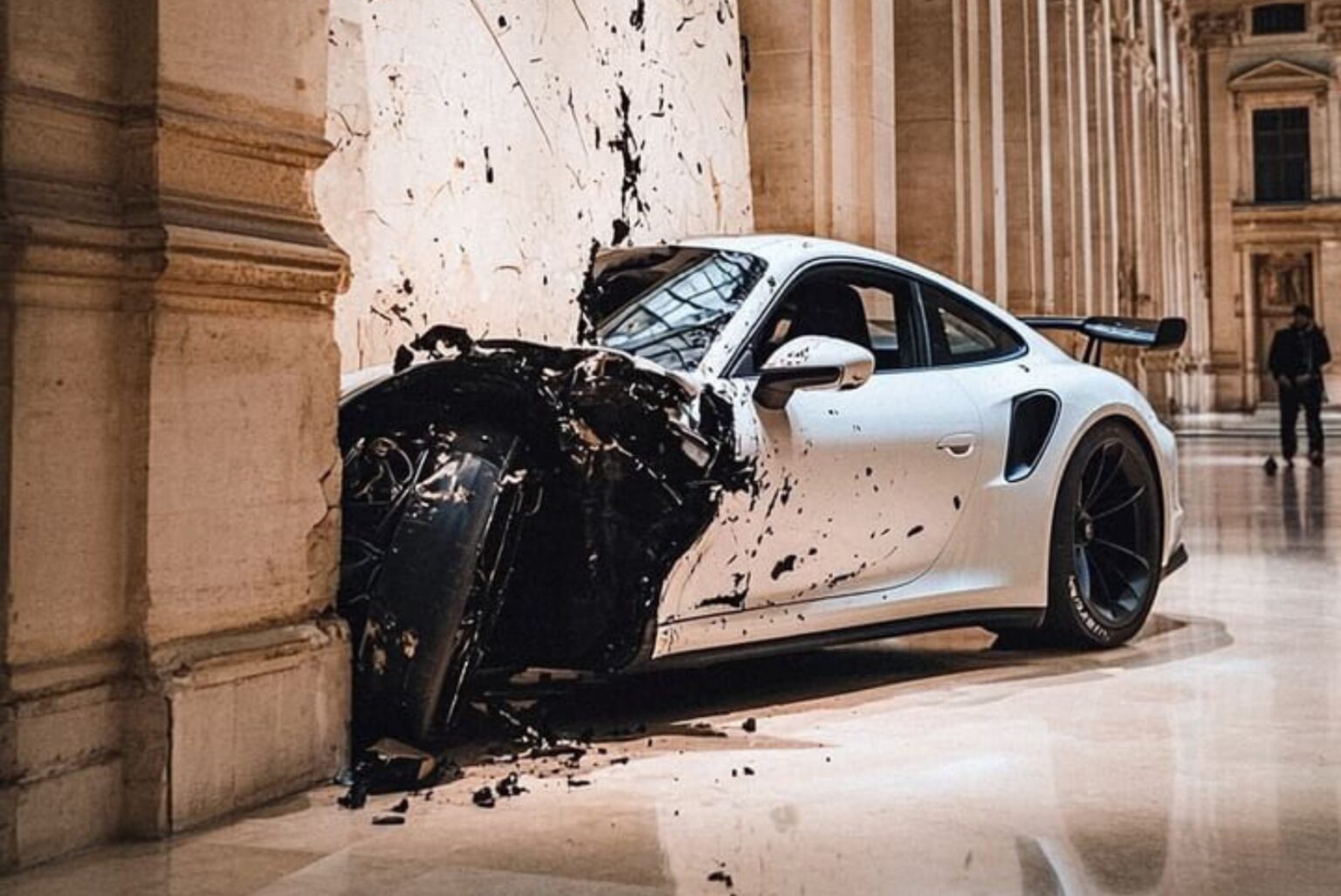 Internetom kruže fotografije razbijenih Porsche automobila u Louvreu ...
