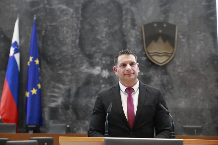 Ko je Zoran Stevanović, Srbin na čelu slovenačkog parlamenta? - Novosti ...